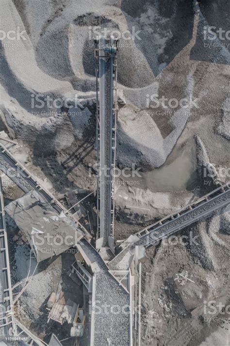 建設資材工場における砕石採石機の空中ビュー コンクリートのストックフォトや画像を多数ご用意 コンクリート コンベヤーベルト