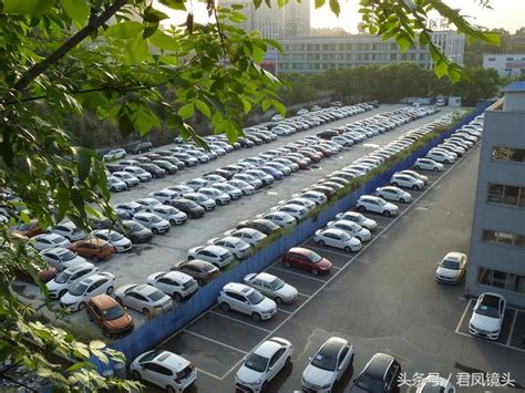 湖北宜昌4S店停車場停滿待售新車 排列整齊蔚為壯觀 每日頭條