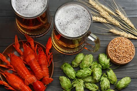 가재 홉 콘 밀 귀 어두운 나무 배경에 유리 맥주 맥주 양조장 개념입니다 맥주 배경입니다 상위 뷰 0명에 대한 스톡 사진 및