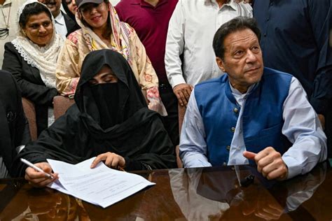 Ang Pakistan Ex PM Na Si Imran Khan At Asawa Ay Nakulong Ng 14 Na Taong