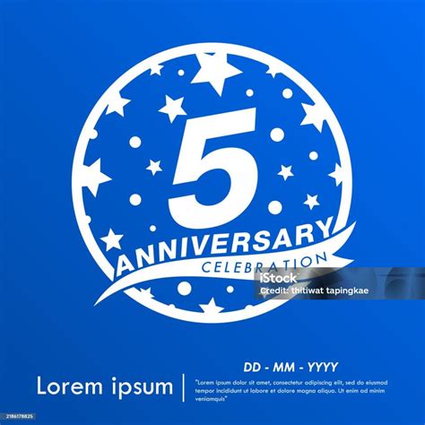창립 5 주년 기념 엠블럼 흰색 기념일 로고는 파란색 배경에 리본과 별 공을 고립 시켰습니다 웹 전단지 포스터 인사말 카드에 대 한 벡터 일러스트 레이 션 템플릿 디자인 5