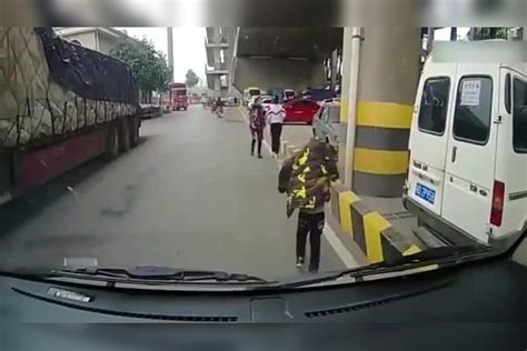 遇到这种事，司机吓得赶紧刹车，监控拍下让他冒冷汗的瞬间监控刹车瞬间