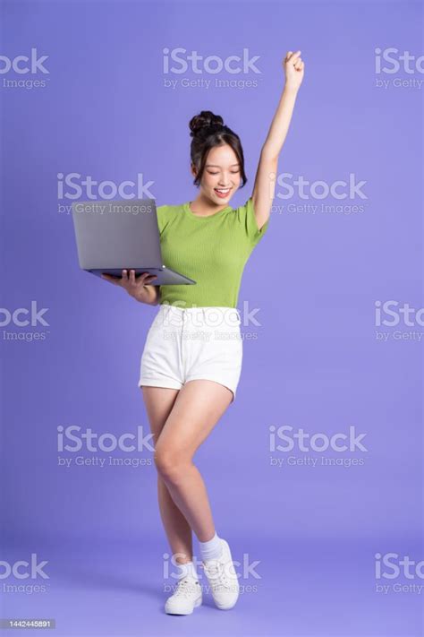 ピンクの背景にポーズをとる美しいアジアの女の子の全身画像 1人のストックフォトや画像を多数ご用意 1人 20 24歳 カットアウト