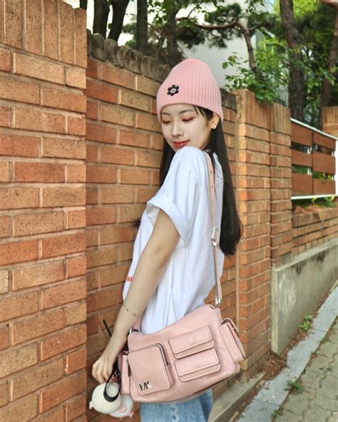 25년 4월 23일 트와이스 챙별 주헌영 나연 지효와 유튜브 모모 오니츠카 타이거 사나 아이들 미연 괌여행 사랑가득 노래와 일상 다현 딸기채영 생일 축전