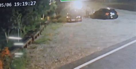 【記者譚杰、趙奇濤／整理報導】宜蘭市吳姓男子因債務糾紛遭擄，吳男趁車子加油時跳車呼叫求救，目擊民眾報警，警方調閱監視器鎖定犯案車輛，並以車追人