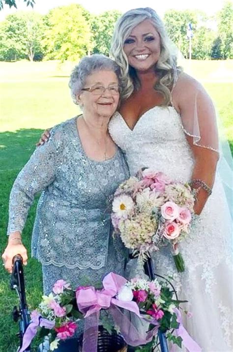 艾比梅爾尚和丈夫步入婚姻殿堂她的伴娘是92歲高齡的祖母 每日頭條