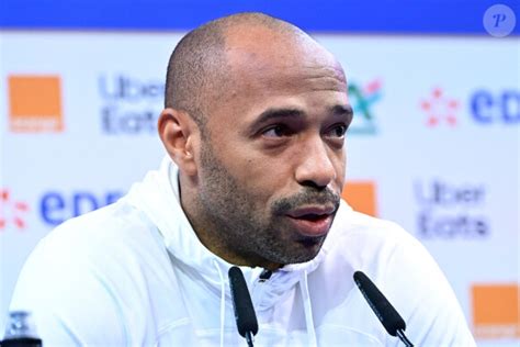Photo Le Sélectionneur De Léquipe De France Espoirs Thierry Henry En Conférence De Presse Au