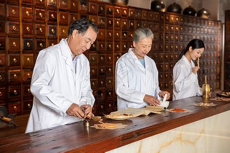 中医养生馆医生整理药材高清图片下载 正版图片501631774 摄图网