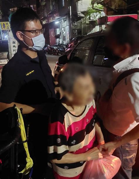 老婦路上徘徊許久 三重暖警助返家