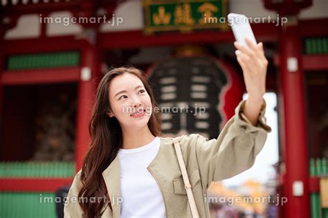 スマホで自撮りをする日本人女性の写真素材 238764553 イメージマート