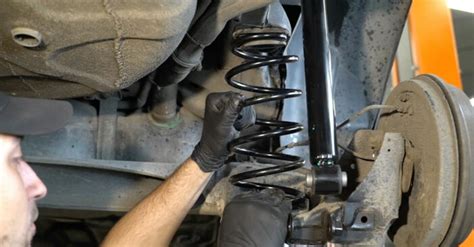 Cómo cambiar muelles de suspensión de la parte trasera Opel Corsa D