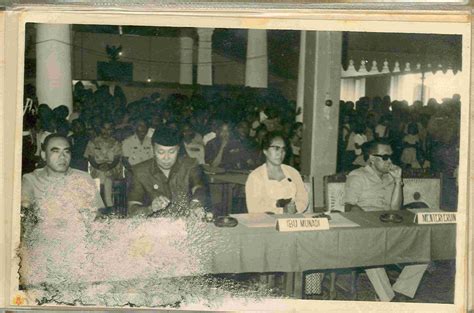 Sri Sultan Hamengku Buwono IX Duduk Di Dampingi Ibu Munadi Dalam