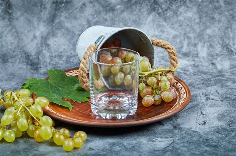 Una Copa De Vino Con Un Racimo De Uvas Verdes Foto Gratis