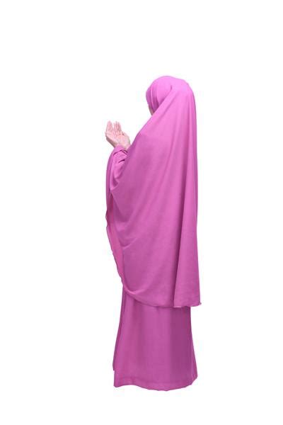 پرتره زن مسلمان آسیایی در حال دعا به درگاه خدا در حال ژست جدا شده روی