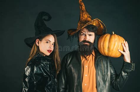 хэллоуин для счастливой пары празднование хеллоуина Стоковое Изображение изображение
