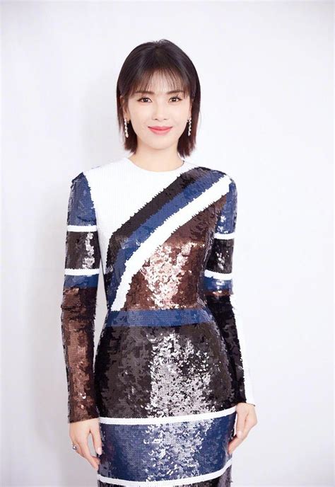 劉濤春晚多套造型高清圖曝光，演繹海棠紅盡顯溫婉氣質 每日頭條