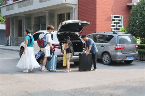 智”愿与你】新生家长特写：母爱的行李，父爱的背影 山东科技大学泰安校区