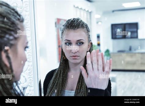 Das Junge Mädchen Mit Dreadlocks Liebt Ihr Bild Im Spiegel Und Stellt