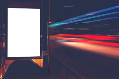 텍스트 메시지 또는 버스 정류장 야외를 모의 광고 밤에 도시 속에서 빈 포스터 프로 모션 콘텐츠 공공 정보 보드 복사 공간을 가진 빈 전자 광고 판 전자 광고판에 대한 스톡