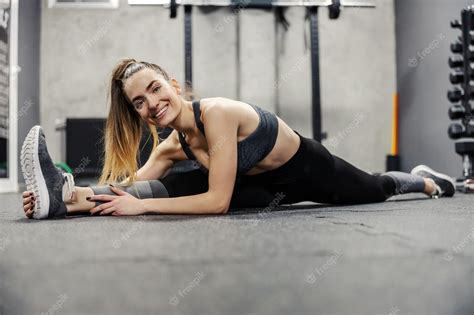 Premium Photo Muscle Flexibility And Hip Mobility Fit Woman In