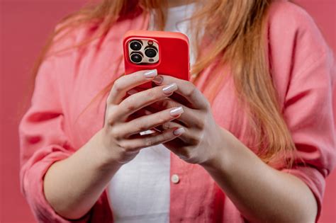 여성의 손을 클로즈업하고 스마트폰으로 인터넷을 서핑한다 분홍색 배경입니다 기술 소셜 네트워크 개념입니다 20 24세에 대한 스톡 사진 및 기타 이미지 Istock