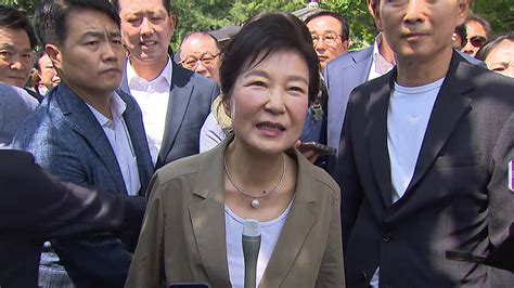 광복절 부친 생가 찾은 박근혜 전 대통령 정치엔 말 아껴 네이버 Tv