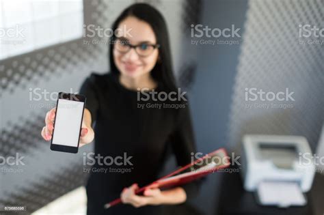 검은 드레스와 안경에 아름 다운 젊은 사업가 종이 폴더를 개최 하 고 전화 표시 검은색에 대한 스톡 사진 및 기타 이미지