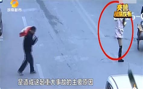 司机酒驾瞟美女 撞死过路打电话女子2社会万象99养生堂
