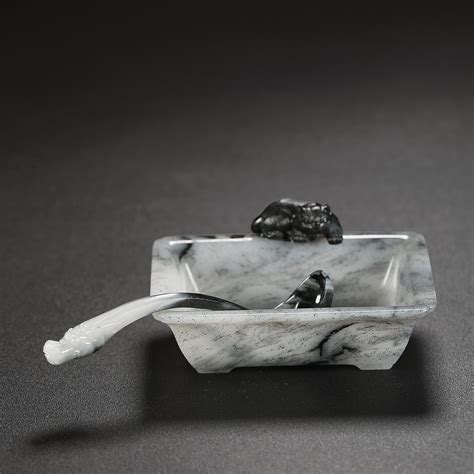 首页 预展及成交 殷建国 冯钤 和田青花籽料观鱼水洗