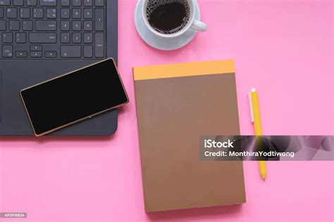 책 펜 노트북 컴퓨터 스마트폰 및 분홍색 배경에 커피의 컵을 사무실 테이블의 상위 뷰 공란에 대한 스톡 사진 및 기타 이미지