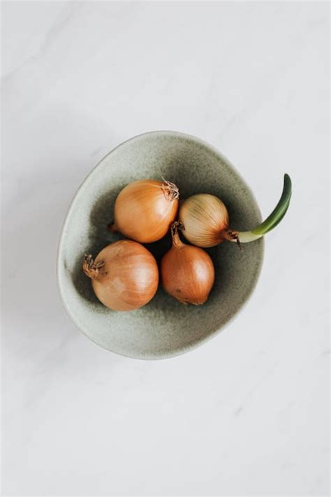건강한 계절 광장 구성 나무 박스 날 것 냄비 냄새 노란색 농업 도기 러스틱 마늘 맛 매운 머리 위로