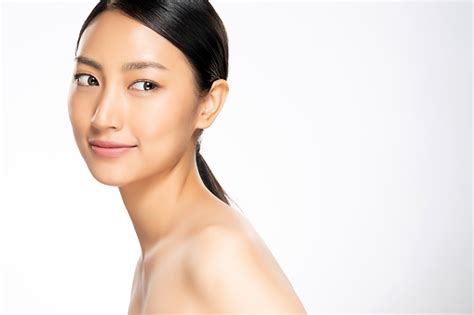 깨끗 한 신선한 피부와 아름 다운 젊은 아시아 여자입니다 얼굴 관리 얼굴 트리트먼트 흰색 배경 미용 및 화장품 컨셉 건강관리와