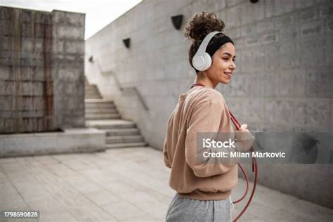 콘크리트 벽 옆에서 포즈를 취하고 있는 젊은 여성 스포츠우먼의 초상화 그녀는 줄넘기를 사용하는 스포츠 훈련 세션을 마쳤습니다 20 24세에 대한 스톡 사진 및 기타 이미지