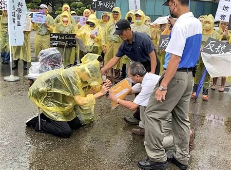 反龍科三期自救會齊聚竹科管理局 居民下跪陳情 地方 中央社 Cna