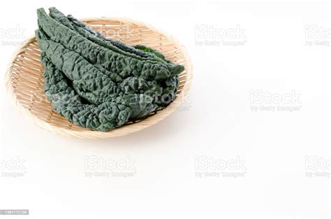 흰색 배경에 대나무 체에 검은 양배추 0명에 대한 스톡 사진 및 기타 이미지 0명 검정 양배추 사진 이미지 Istock