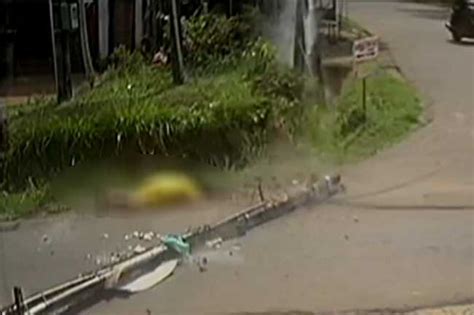 දුරකථන රැහැන් කණුව කාන්තාවකගේ හිස මතට කඩා වැටෙයි