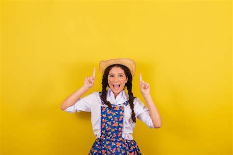 Garota Vestindo Roupas Típicas Da Festa Junina Apontando Espaço Para