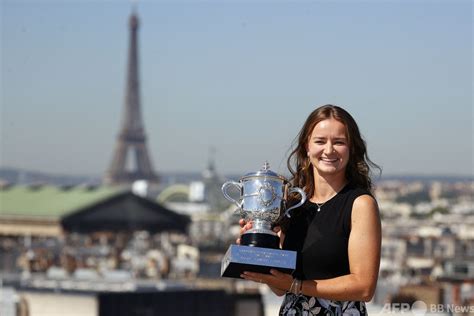 全仏女王クレイチコバ、エッフェル塔近くで記念撮影 写真11枚 国際ニュース：afpbb News