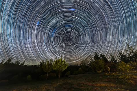 별 산책로와 밤 하늘에서 볼 수 있듯이 지구 회전 숲 나무 멀리서 빛나는 별과 야외에서 경외풍경 꿈같은 다채로운 풍경 0명에 대한 스톡 사진 및 기타 이미지 Istock