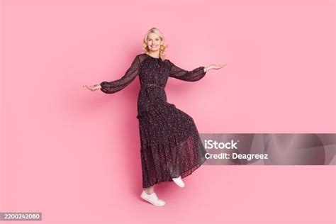 예쁜 늙은 아가씨 빈 공간 댄스 착용 드레스의 전체 크기 사진 핑크 컬러 배경에 고립 50 54세에 대한 스톡 사진 및 기타 이미지 50 54세 곱슬 머리 광고