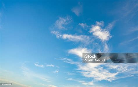 푸른 하늘과 흰 구름 추상적인 배경입니다 Cloudscape 배경입니다 맑은 날에는 푸른 하늘과 푹신푹신한 흰 구름 아름 다운
