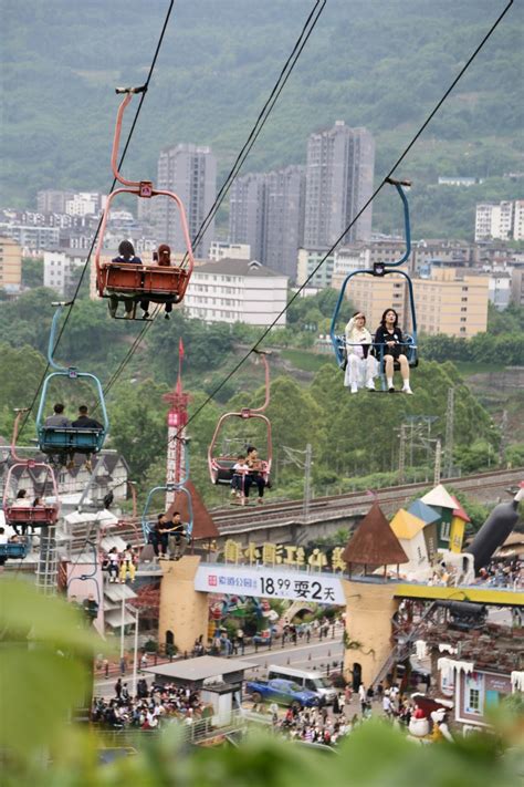 图片新闻五一“趣”玩 涪陵美心红酒小镇人气火爆 重庆日报网