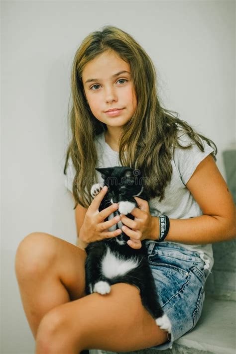 Jolie Jeune Fille Du Caucase Avec Le Chaton Mignon Image Stock Image