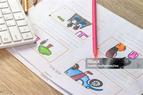 스토리 보드 연필 창조적 인 스케치 만화 그리기 스토리 보드는 모션 픽처 인터랙티브 미디어를 미리 시각화 하는 목적으로 순서