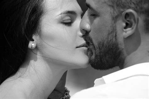 Beijam Se Gozando Com Ternura E Intimidade Sentimento Amantes