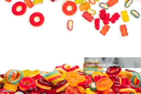 다채로운 젤리 사탕 모듬 평면도 젤리 도넛 젤리 곰 흰색 배경에 격리되어 있습니다 개체 그룹에 대한 스톡 사진 및 기타 이미지