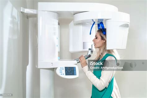 現代牙科診所準備電腦三維牙齒和頜骨斷層掃描的年輕女子 照片檔及更多 一個人 照片 一個人 事件 人 Istock