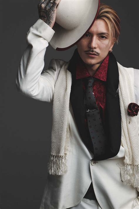 レペゼン・djふぉい、フォトエッセイ『チラ裏』ビジュアル公開「エロかっこよすぎて実物見たら死ぬかも」「動悸が止まりません」22