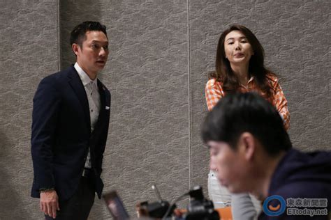 直擊謝祖武老婆台下低調愛相隨高挑捲髮激似模特兒 ETtoday星光雲 ETtoday新聞雲