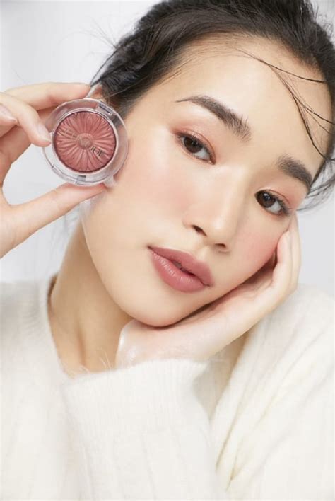 如何挑選倩碧小花腮紅色號？最齊全腮紅畫法，教你選擇腮紅位置，畫出誘惑眼下腮紅 倩碧 Clinique 台灣官方旗艦店